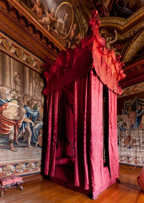 Exhibition | Secrets of the Royal Bedchamber | Enfilade